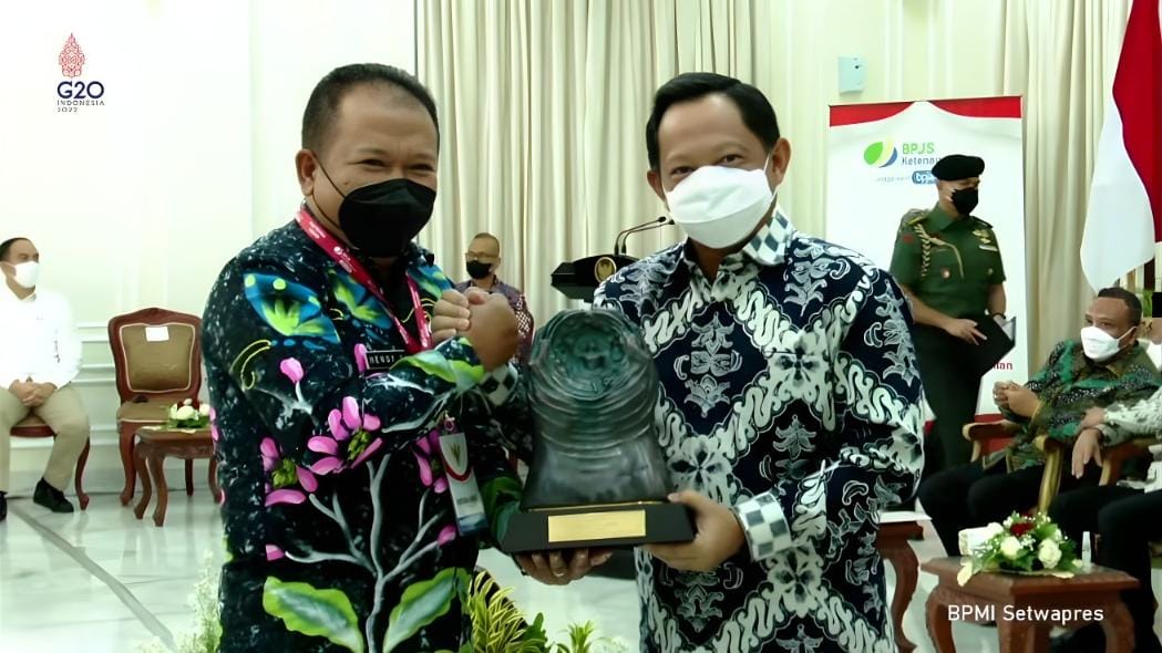 Jember Sabet Paritrana Award, Kalahkan Ratusan Kabupaten/Kota Se-Indonesia – Kiss 96.2 FM Jember