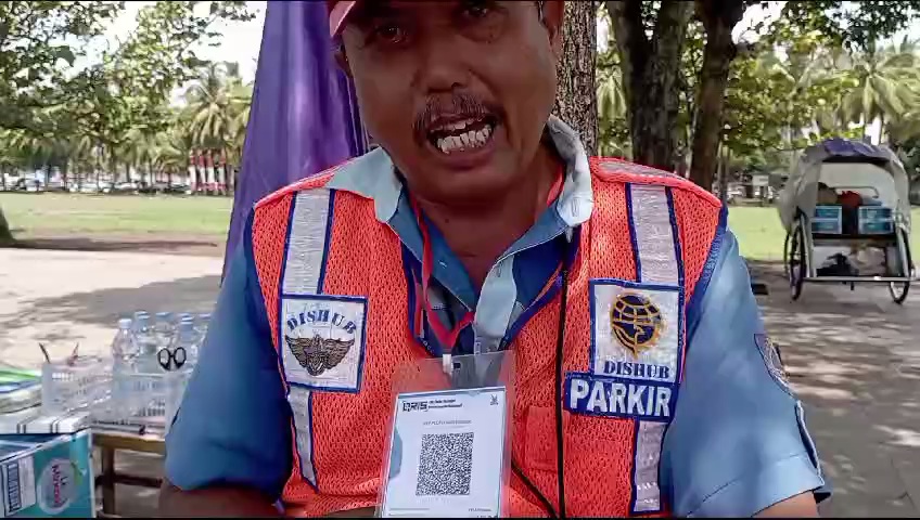 Jukir di Alun-Alun Jember Sebut Belum Banyak yang Gunakan Pembayaran ...